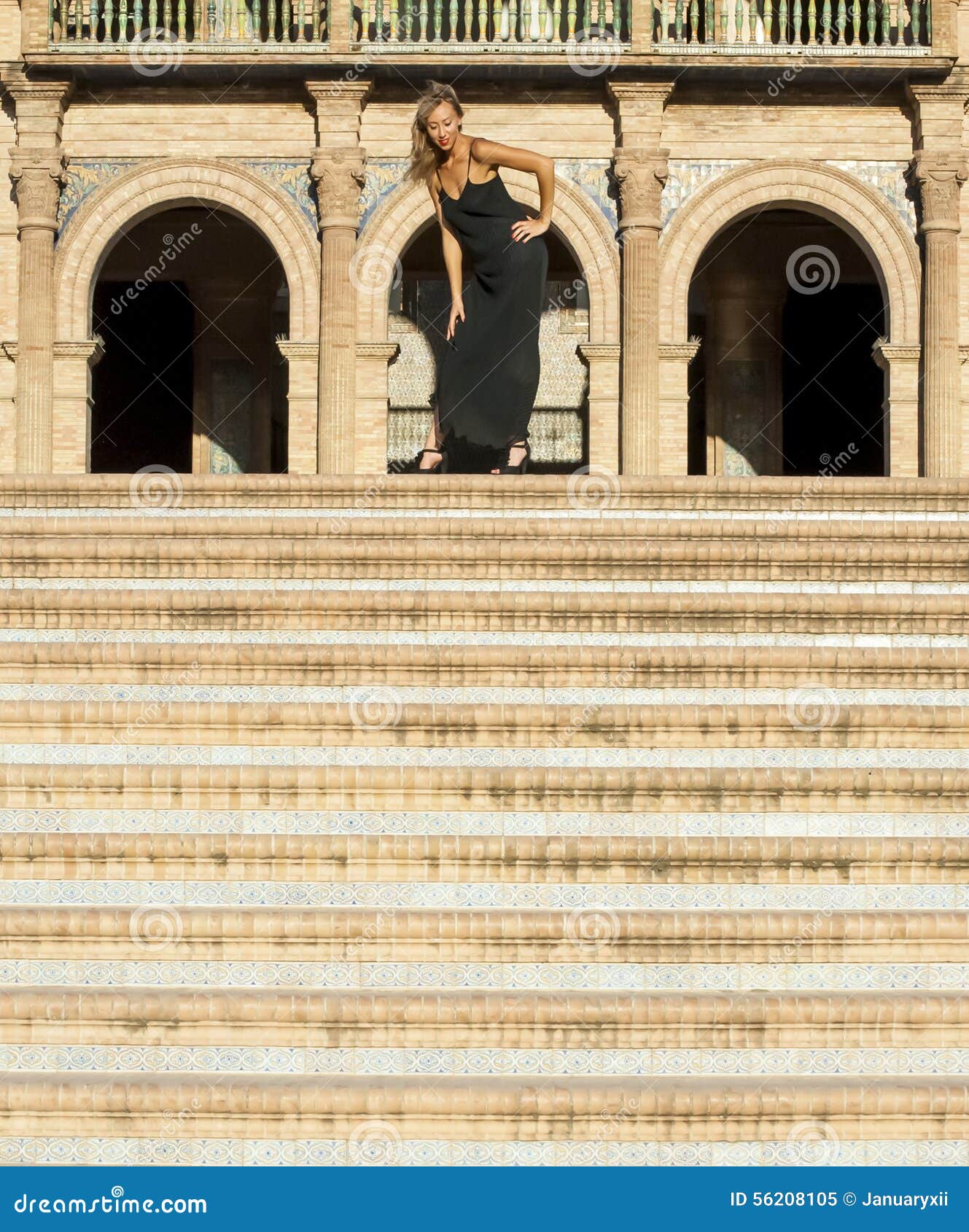 Bella Donna Sulle Scale in Un'area Monumentale Immagine Stock ...