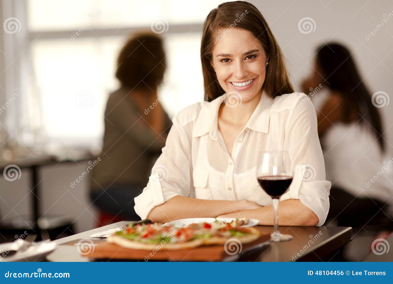 Bella Donna in Un Ristorante Della Pizza Fotografia Stock - Immagine di ...