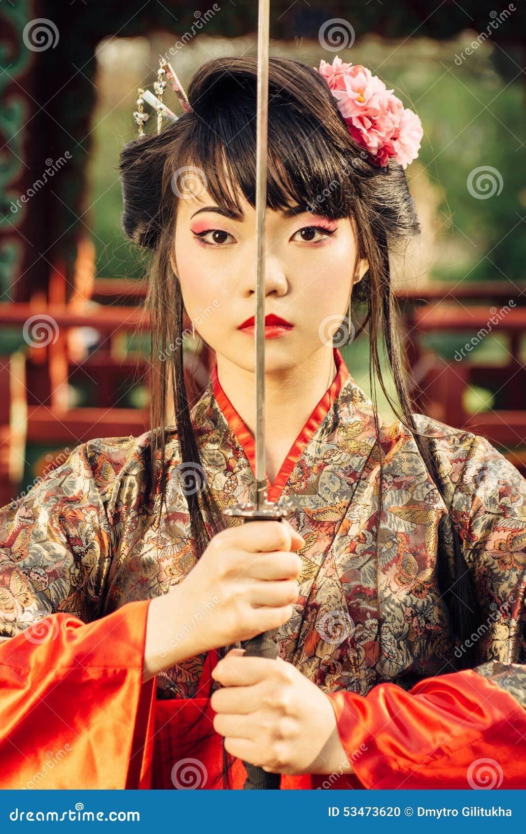 Bella Geisha in Kimono Con La Spada Del Samurai Fotografia Stock ...