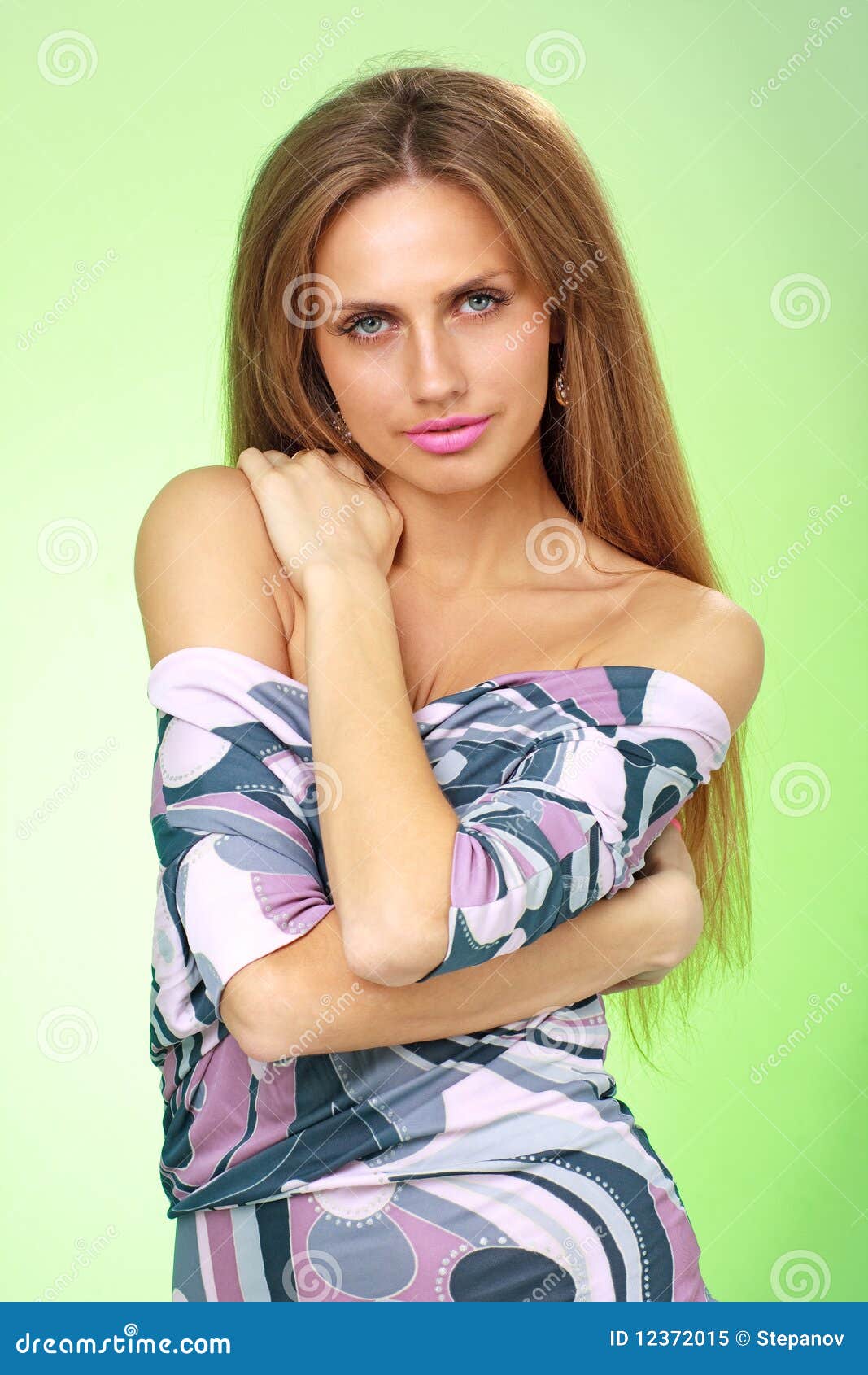 Bella giovane donna immagine stock. Immagine di felice - 12372015