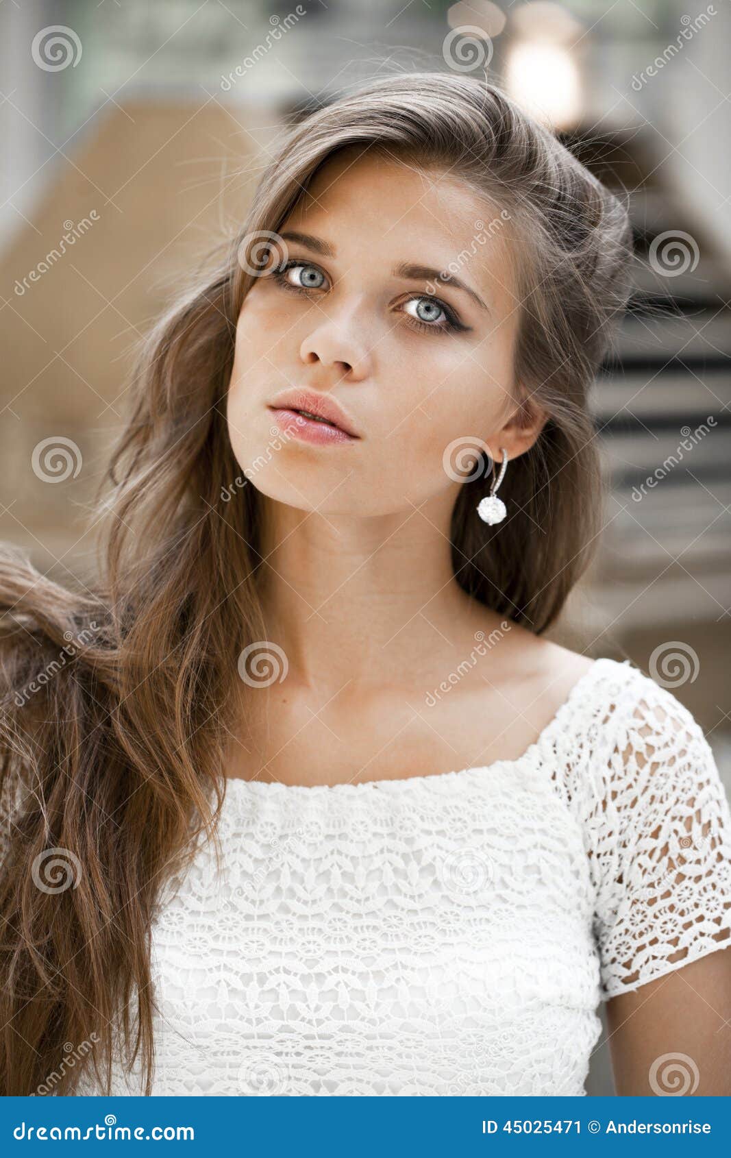 Bella giovane donna immagine stock. Immagine di vestiti - 45025471