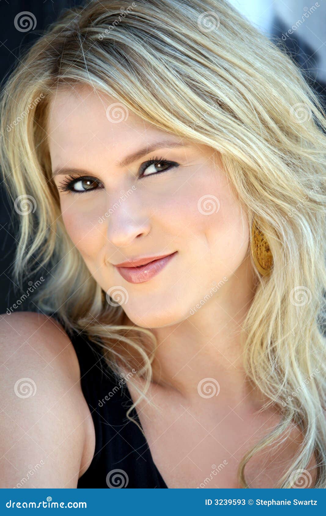 Bella giovane donna bionda immagine stock. Immagine di fossette - 3239593