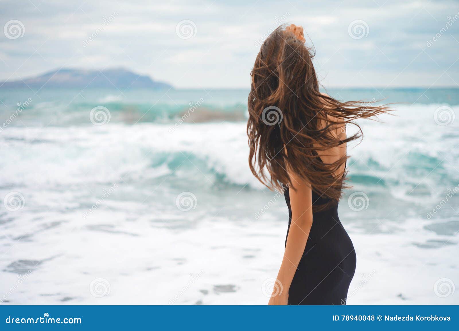 Bella Giovane Donna Che Cammina Al Mare Fotografia Stock - Immagine di ...