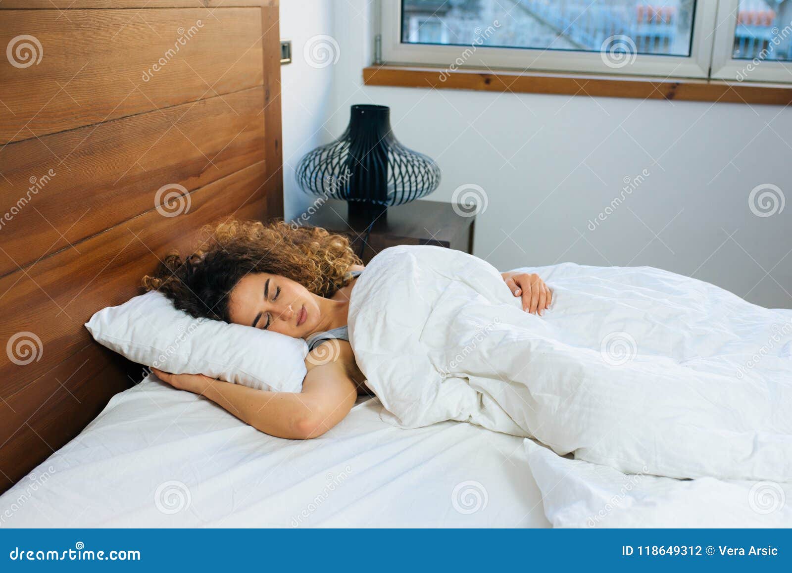 Bella Giovane Donna Che Dorme Nella Base Fotografia Stock - Immagine di ...