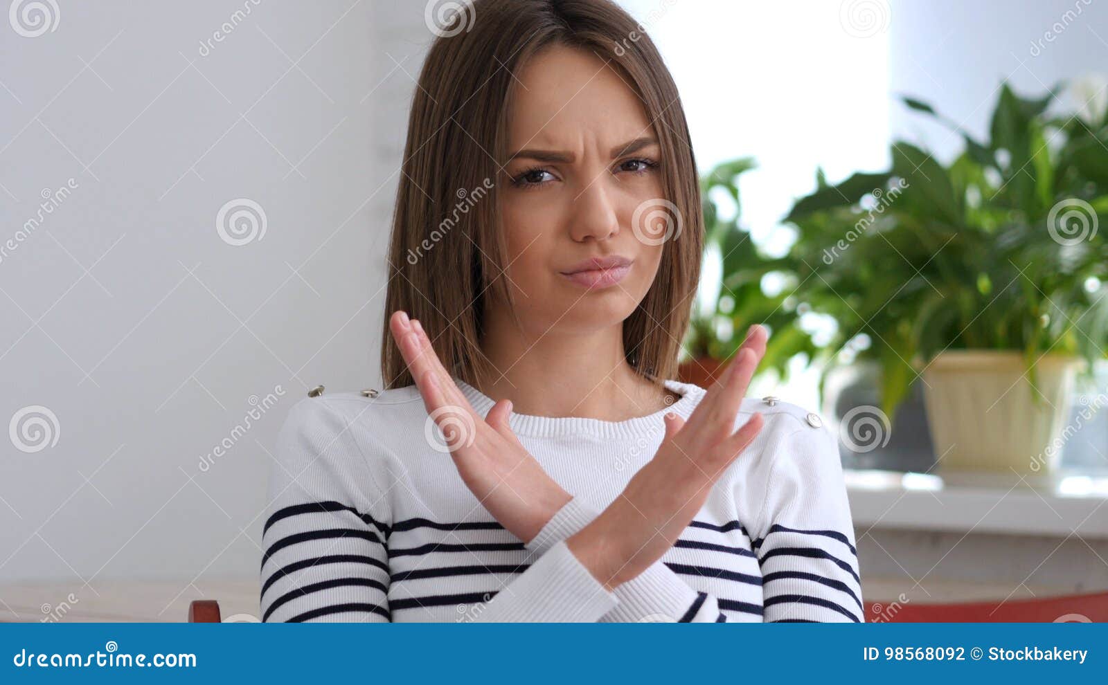 Bella Giovane Donna Che Gesturing Rifiuto, Rifiuto Fotografia Stock ...