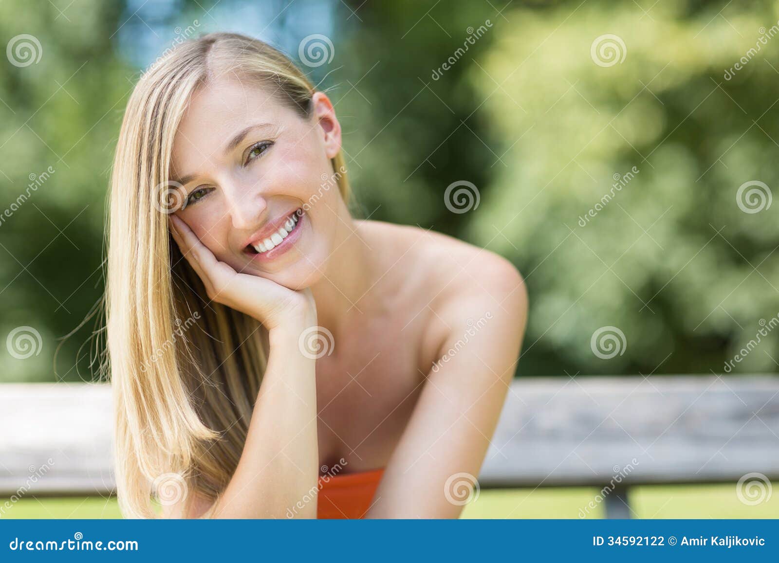 Bella Giovane Donna Che Gode Di Un Giorno Di Estate Fotografia Stock ... Bella Giovane Donna Che Gode Di Un Giorno Di Estate Fotografia Stock ...