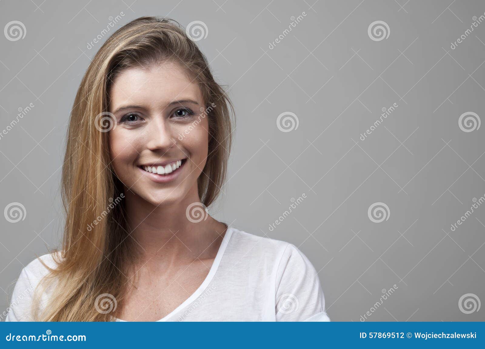 Bella Giovane Donna Che Sorride Con La Gioia Fotografia Stock ...