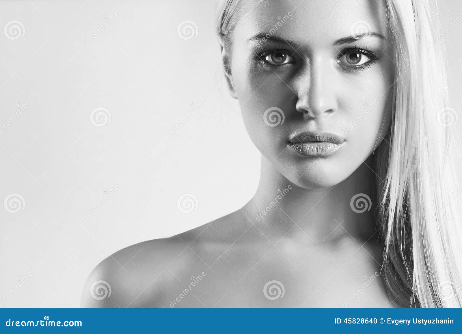 Bella Giovane Donna Ragazza Bionda Modello Di Bellezza Monocromatico ...