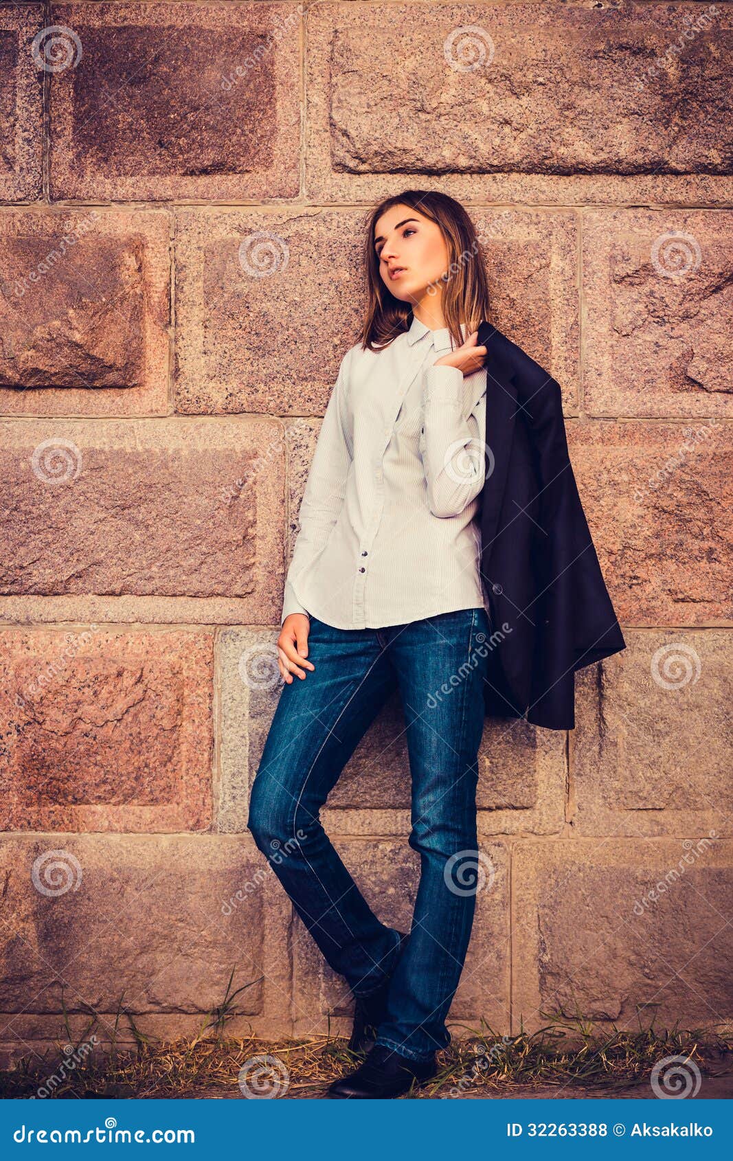 Bella Giovane Ragazza Alla Moda Fotografia Stock - Immagine di ...