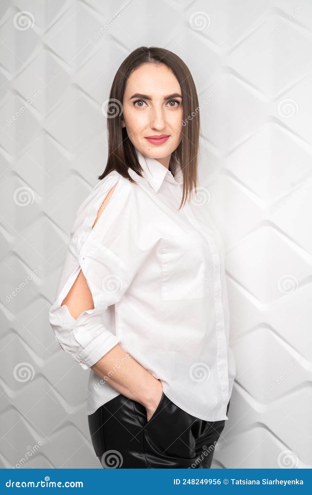 Bella Joven Y Feliz Mujer Posando Contra Una Pared De Ladrillo Blanco