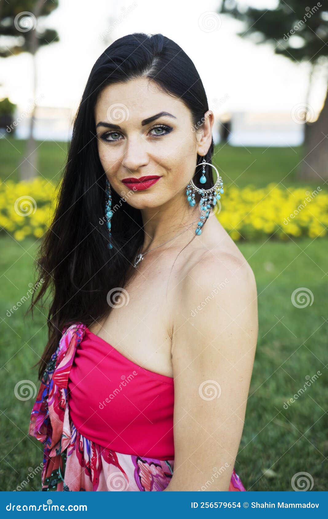 Bella Morena Con Ojos Azules En El Parque Foto de archivo - Imagen de mirando, ocio: 256579654