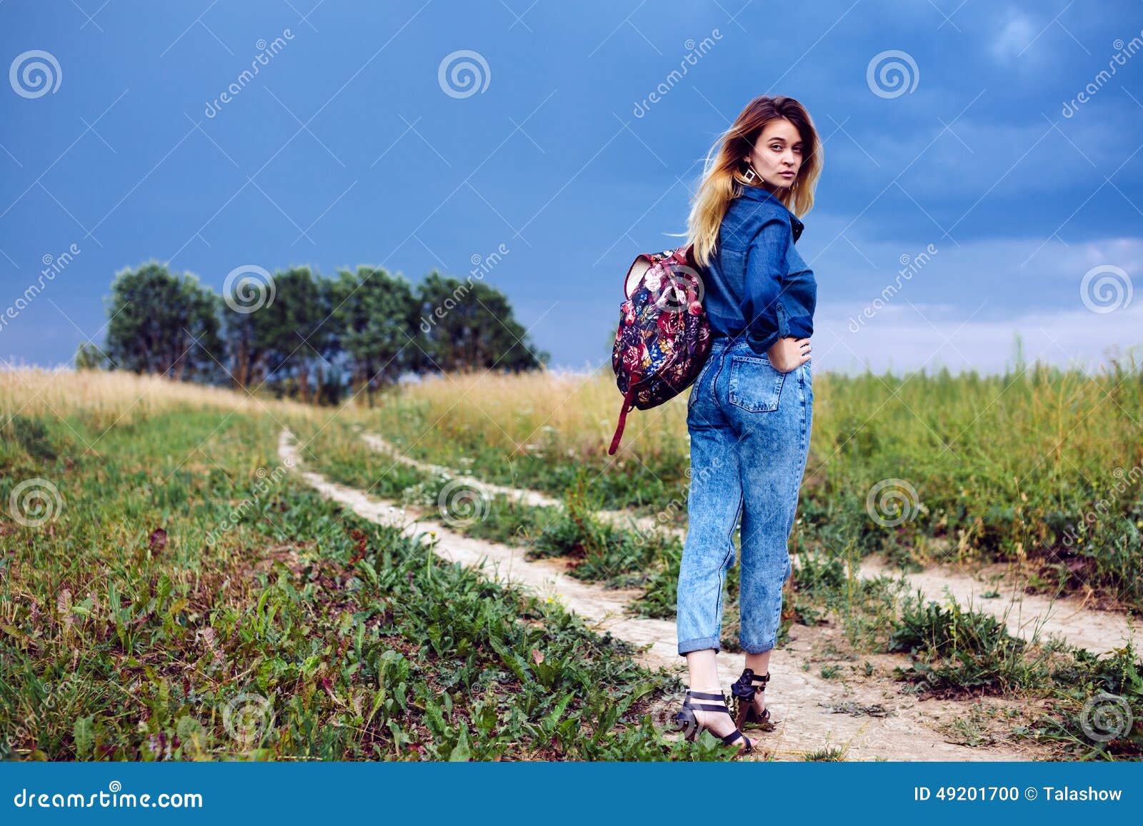 Bella Ragazza Alla Moda Con Uno Zaino Fotografia Stock - Immagine di ...