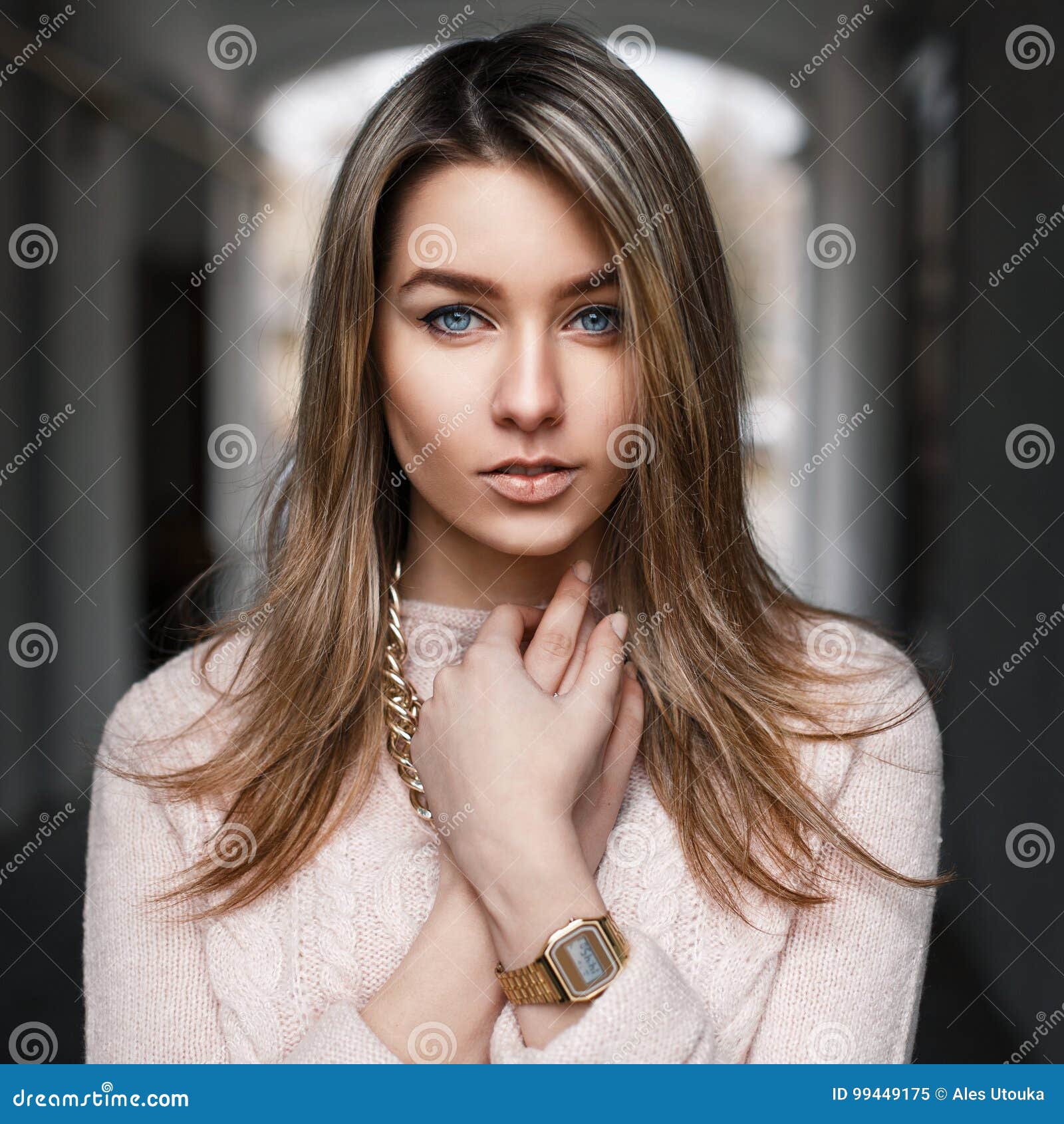 Bella Ragazza Alla Moda in Un Maglione Rosa Immagine Stock - Immagine ...