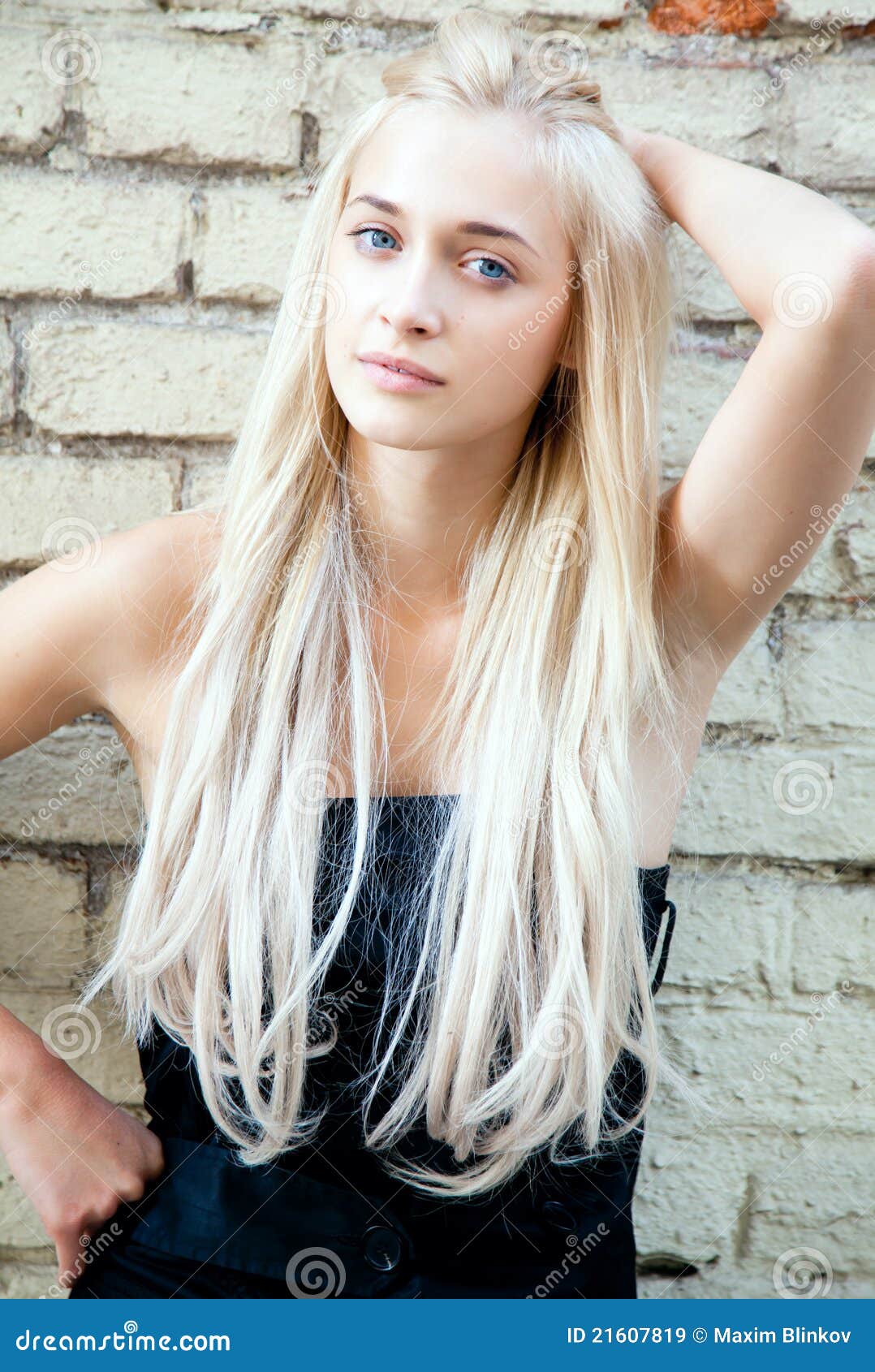 Bella Ragazza Bionda Attraente Immagine Stock - Immagine di pettinato ...