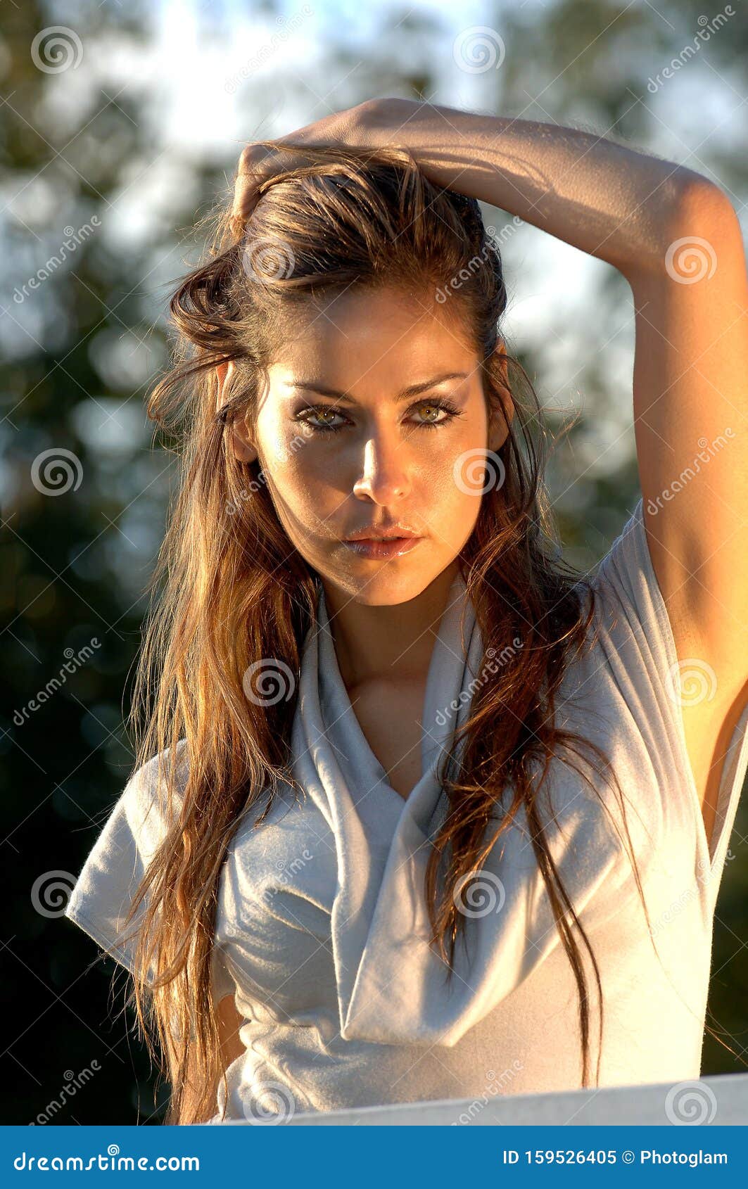 Bella ragazza bionda immagine stock. Immagine di zingaro - 159526405