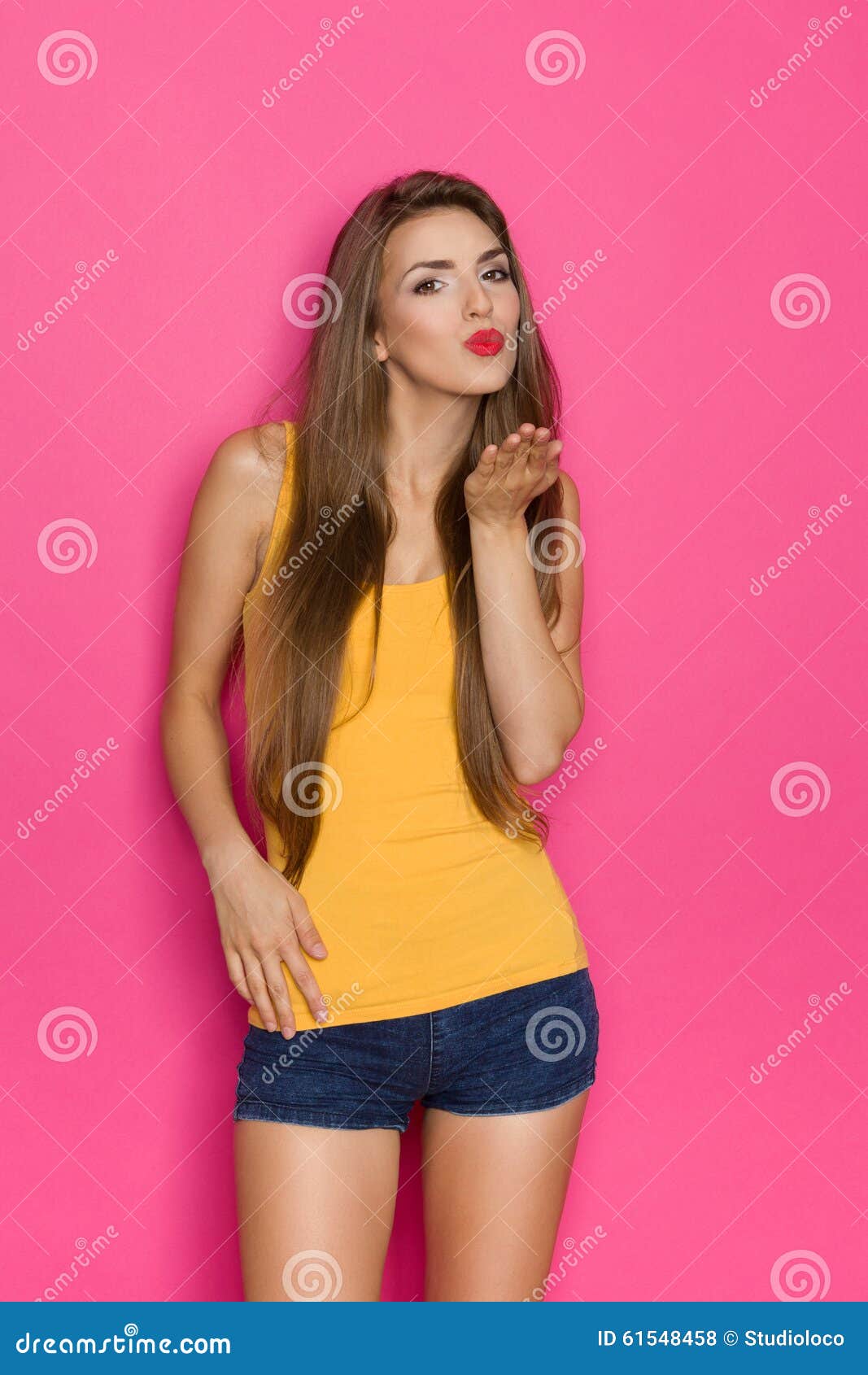 Bella Ragazza Che Invia Un Bacio Fotografia Stock - Immagine di ...