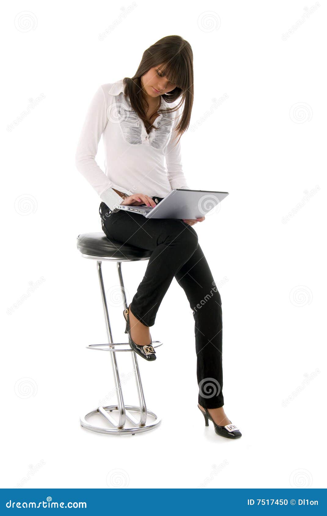 Bella Ragazza Che Lavora Al Computer Portatile Fotografia Stock ...