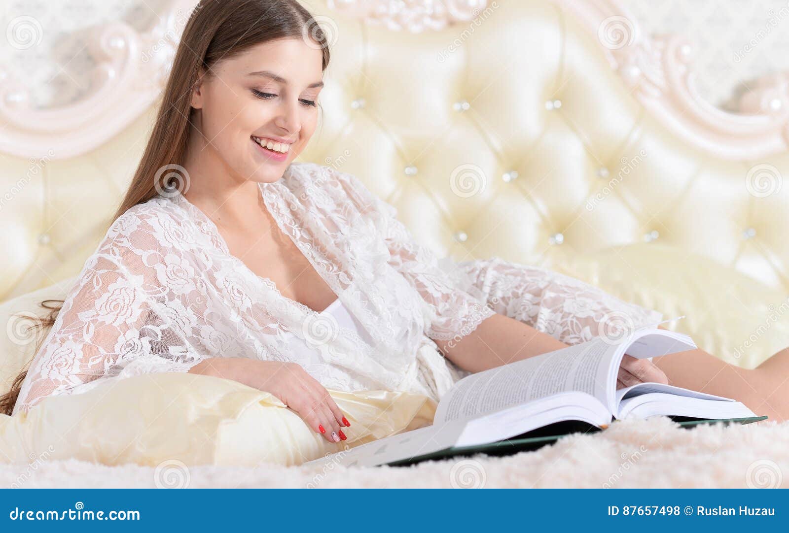 Bella Ragazza Che Legge Un Libro a Letto Fotografia Stock - Immagine di ...