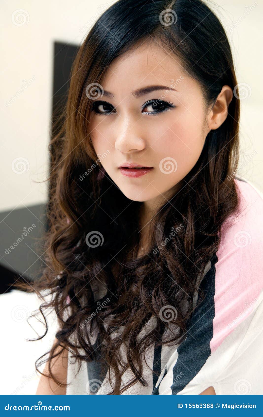 Bella ragazza cinese fotografia stock. Immagine di seducente - 15563388