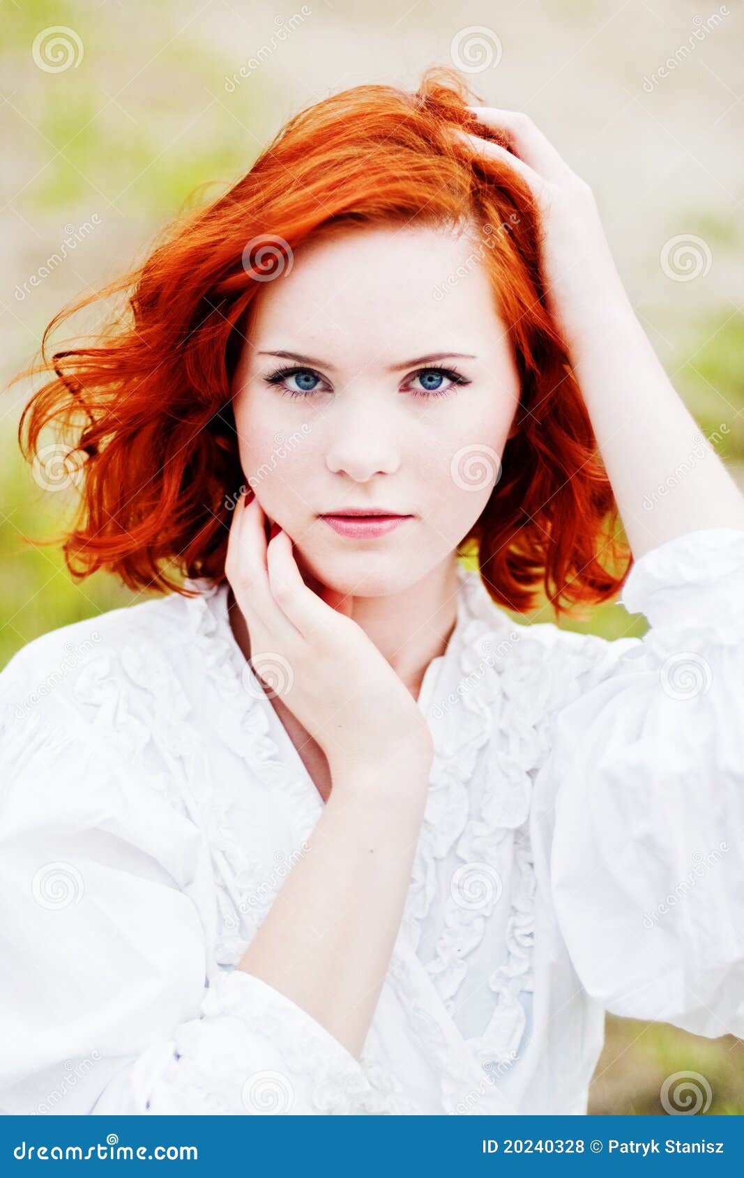 Bella Ragazza Con Capelli Rossi Fotografia Stock - Immagine di tintura ...