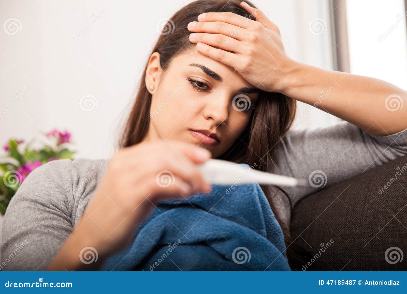 Bella ragazza con febbre immagine stock. Immagine di malato - 47189487