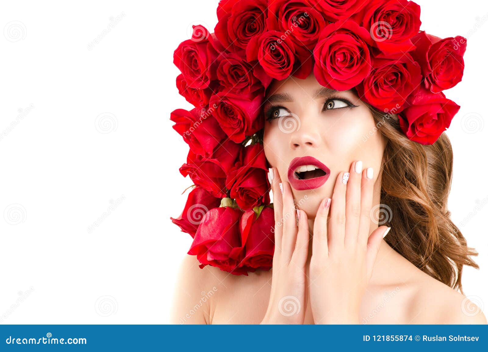 Bella Ragazza Con Le Rose Sulla Testa Che Sembra Sorpresa Fotografia ...