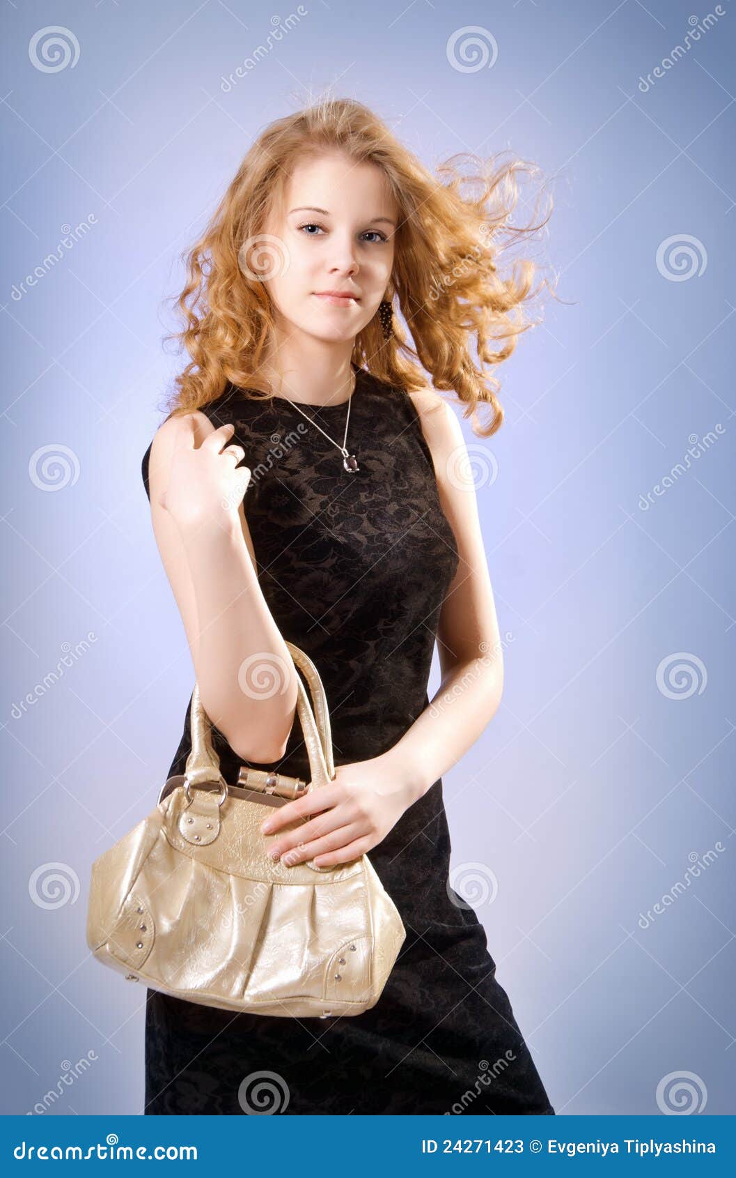 Bella Ragazza Con Una Borsa Immagine Stock - Immagine di caucasico ...