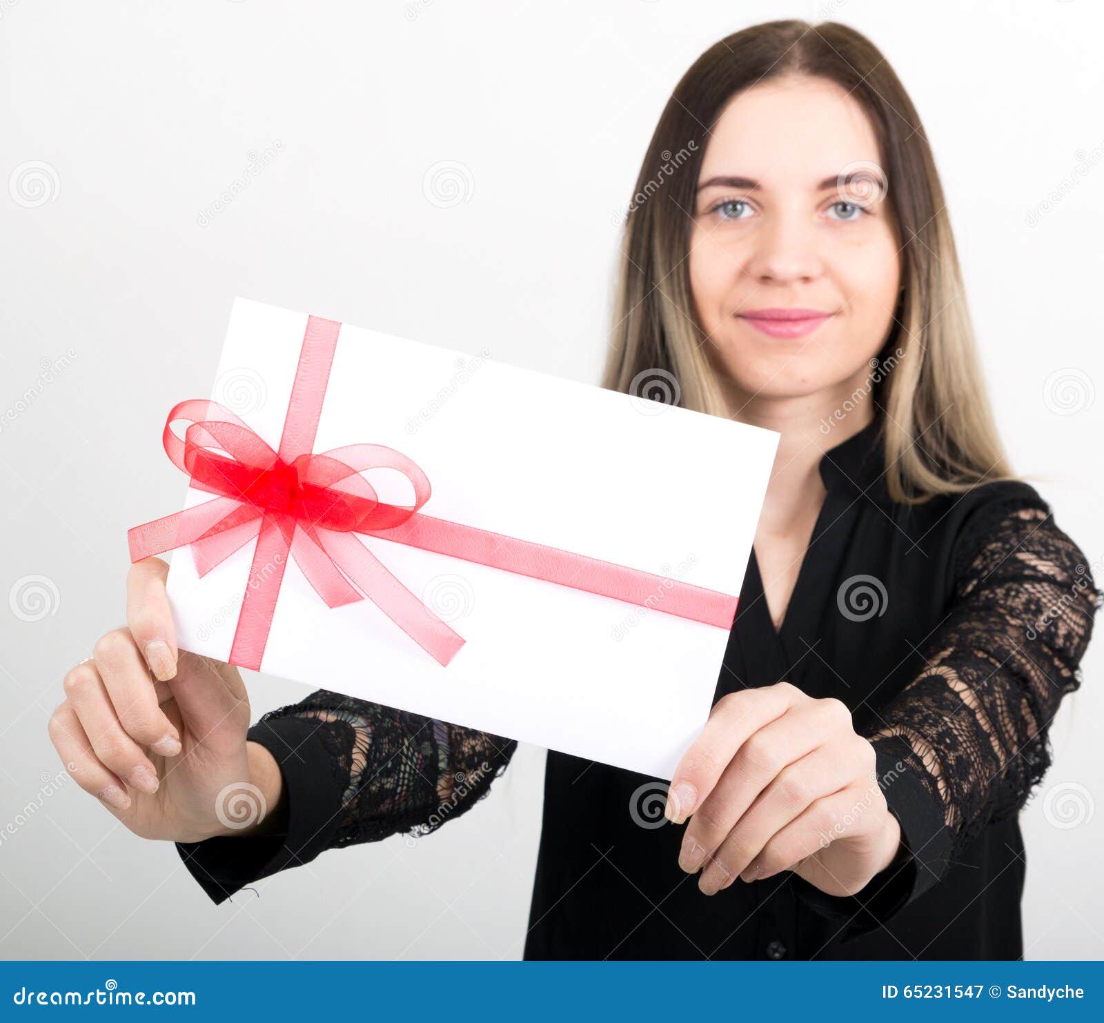 Bella Ragazza Con Una Busta Legata Con Un Nastro Immagine Stock ...