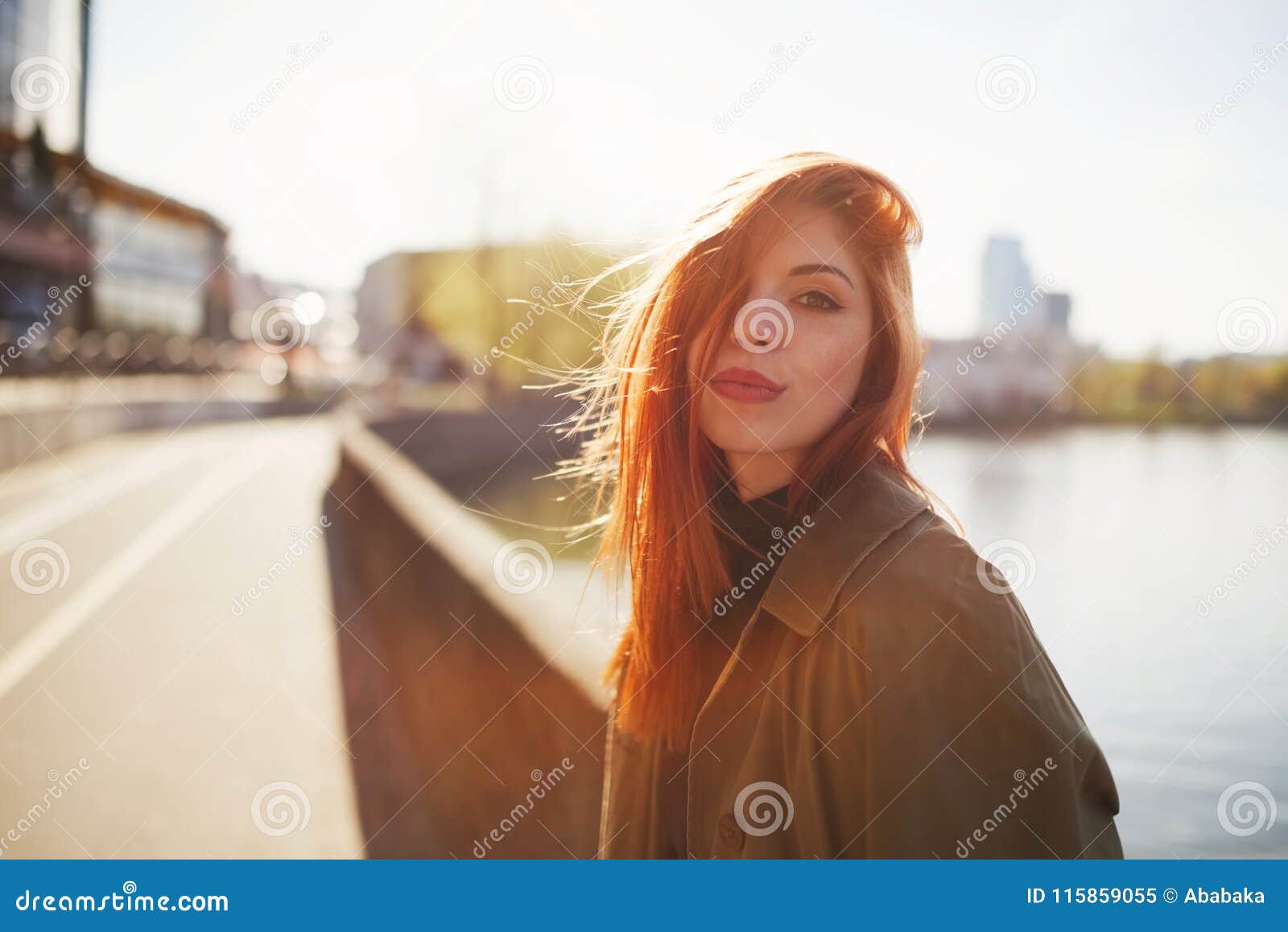 Bella Ragazza Dai Capelli Rossi Sensuale Immagine Stock - Immagine di ...