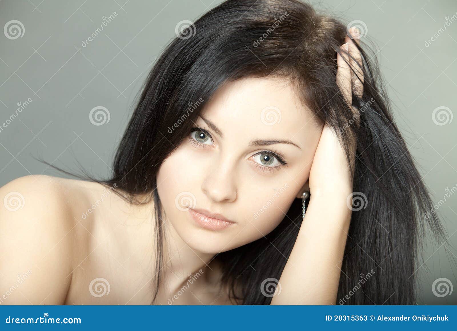 Bella ragazza del brunette immagine stock. Immagine di femminile - 20315363