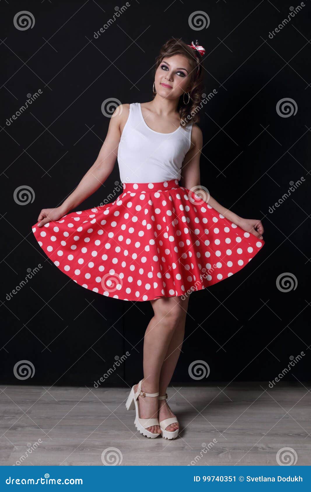 Bella Ragazza Del Pinup in Gonna Rossa Immagine Stock - Immagine di ...