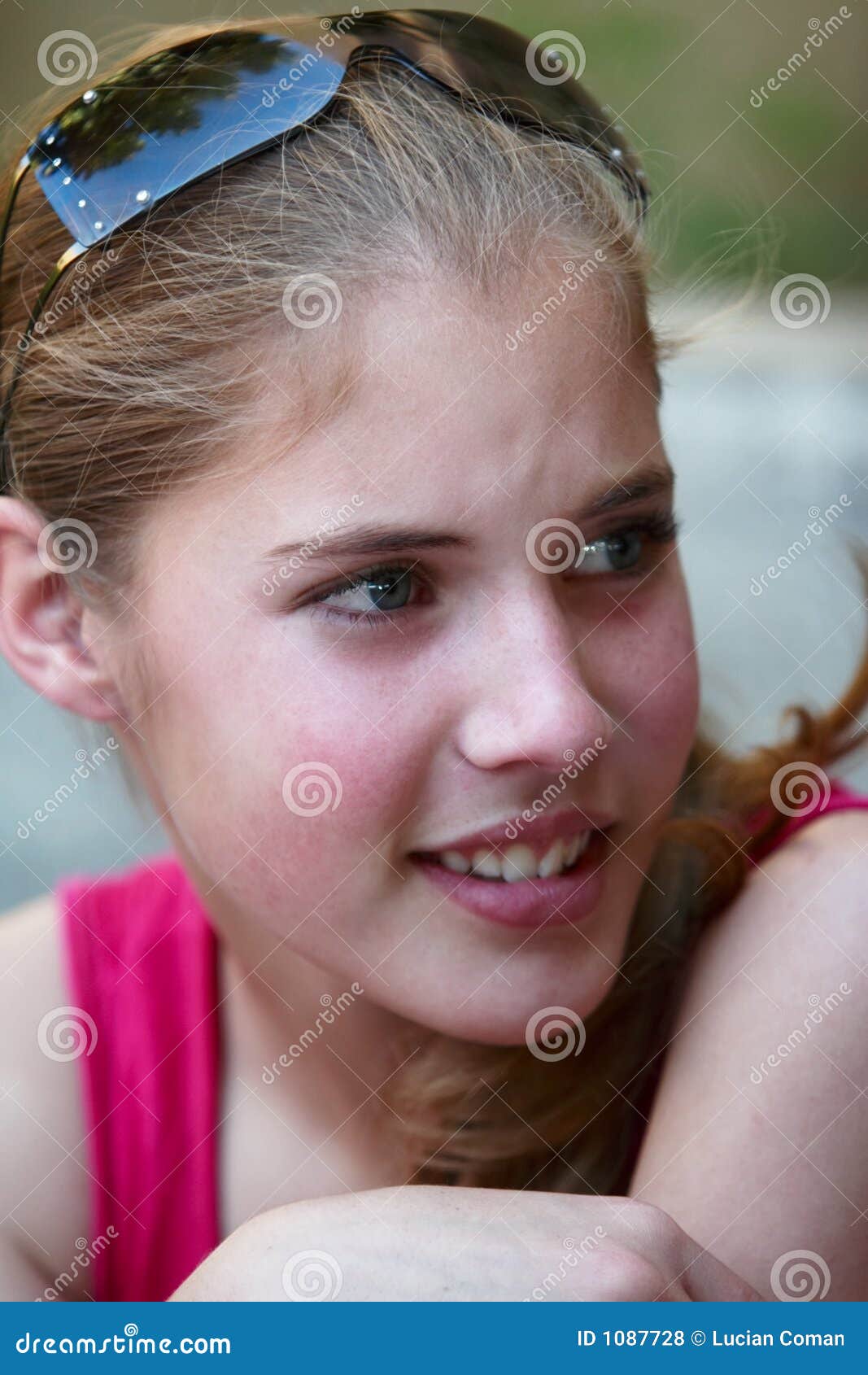 Bella Ragazza Dell'adolescente Fotografia Stock - Immagine di bellezza ...