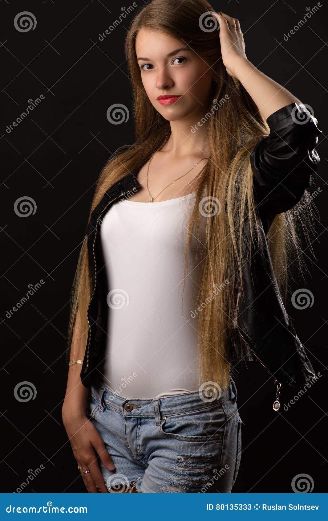 Bella Ragazza Dell'adolescente in Camicia E Rivestimento Bianchi ...