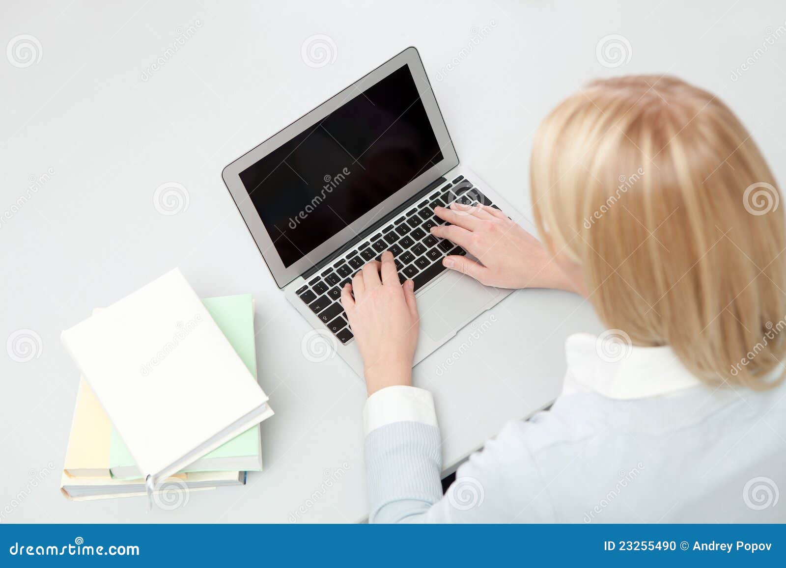 Bella Ragazza Dell'allievo Che Studia Con Il Computer Portatile ...