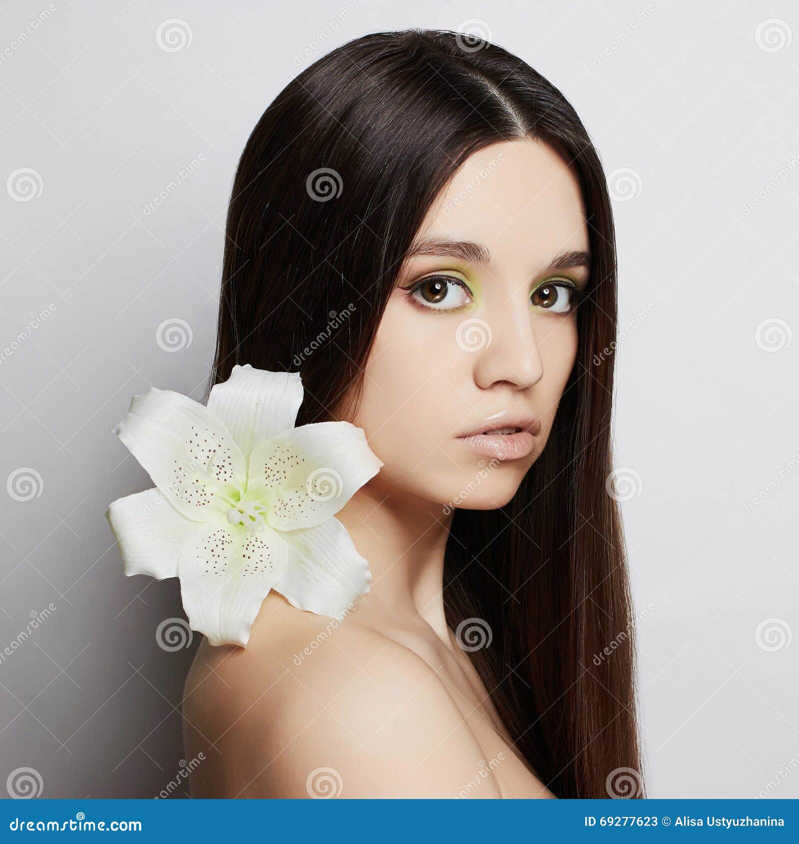 Bella Ragazza Di Modello Con Il Fiore Dell'orchidea Immagine Stock ...