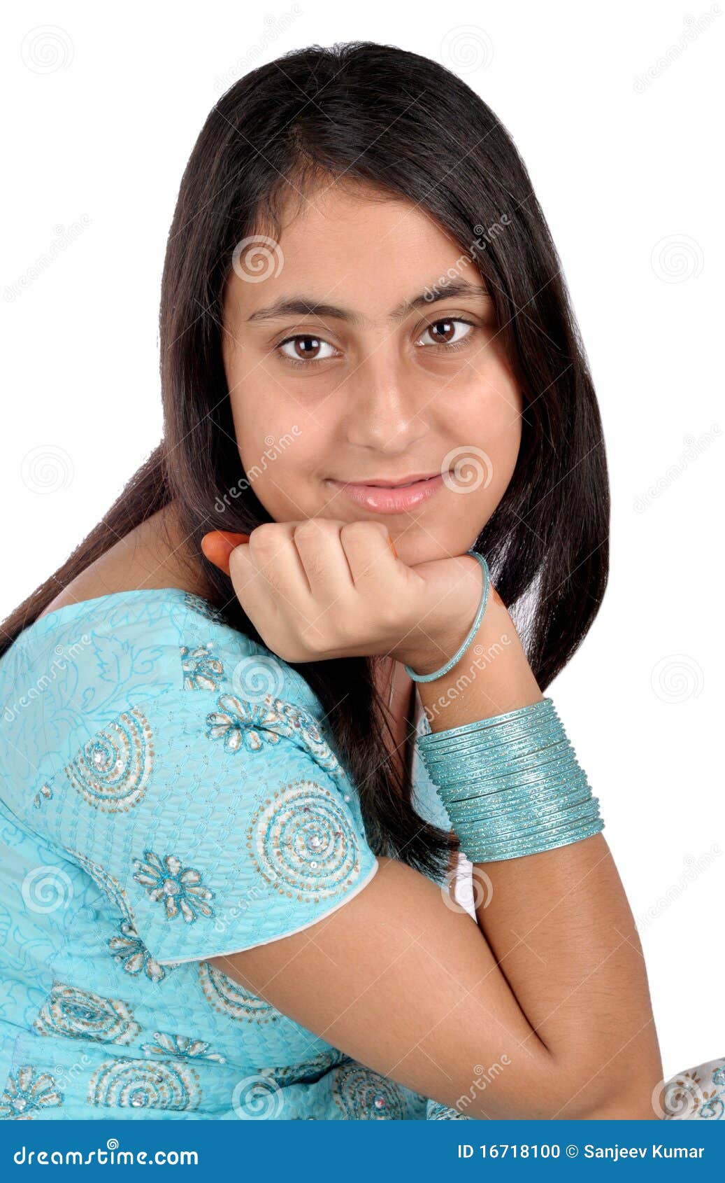 Bella ragazza indiana fotografia stock. Immagine di villaggio - 16718100