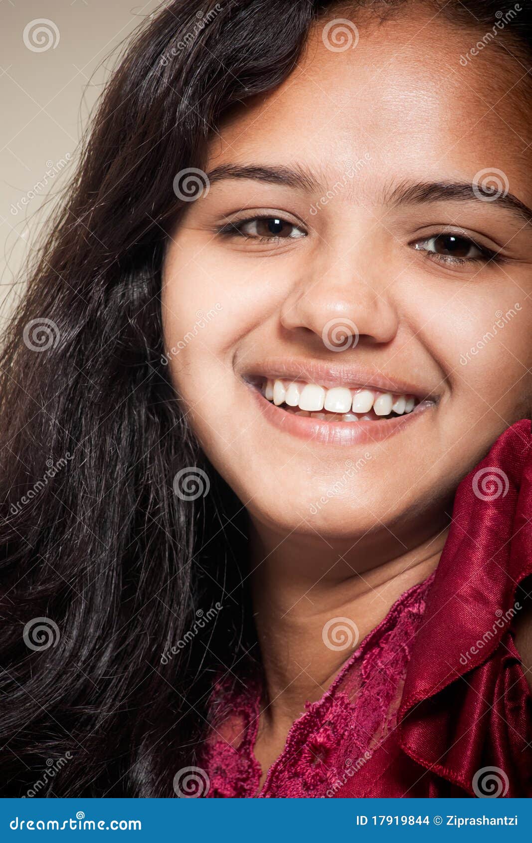 Bella Ragazza Indiana Allegra Fotografia Stock - Immagine di resto ...