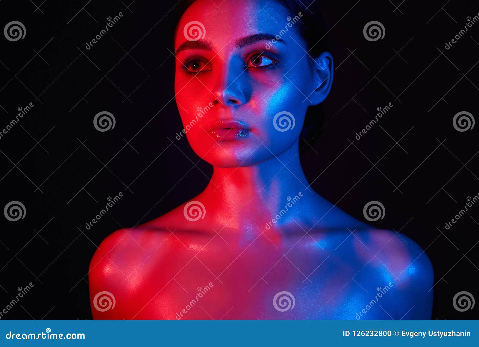 Bella Ragazza Nelle Luci Intense Rosse E Blu Fotografia Stock ...