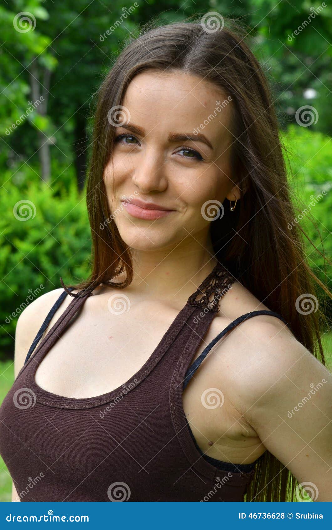 Bella ragazza russa fotografia stock. Immagine di foresta - 46736628