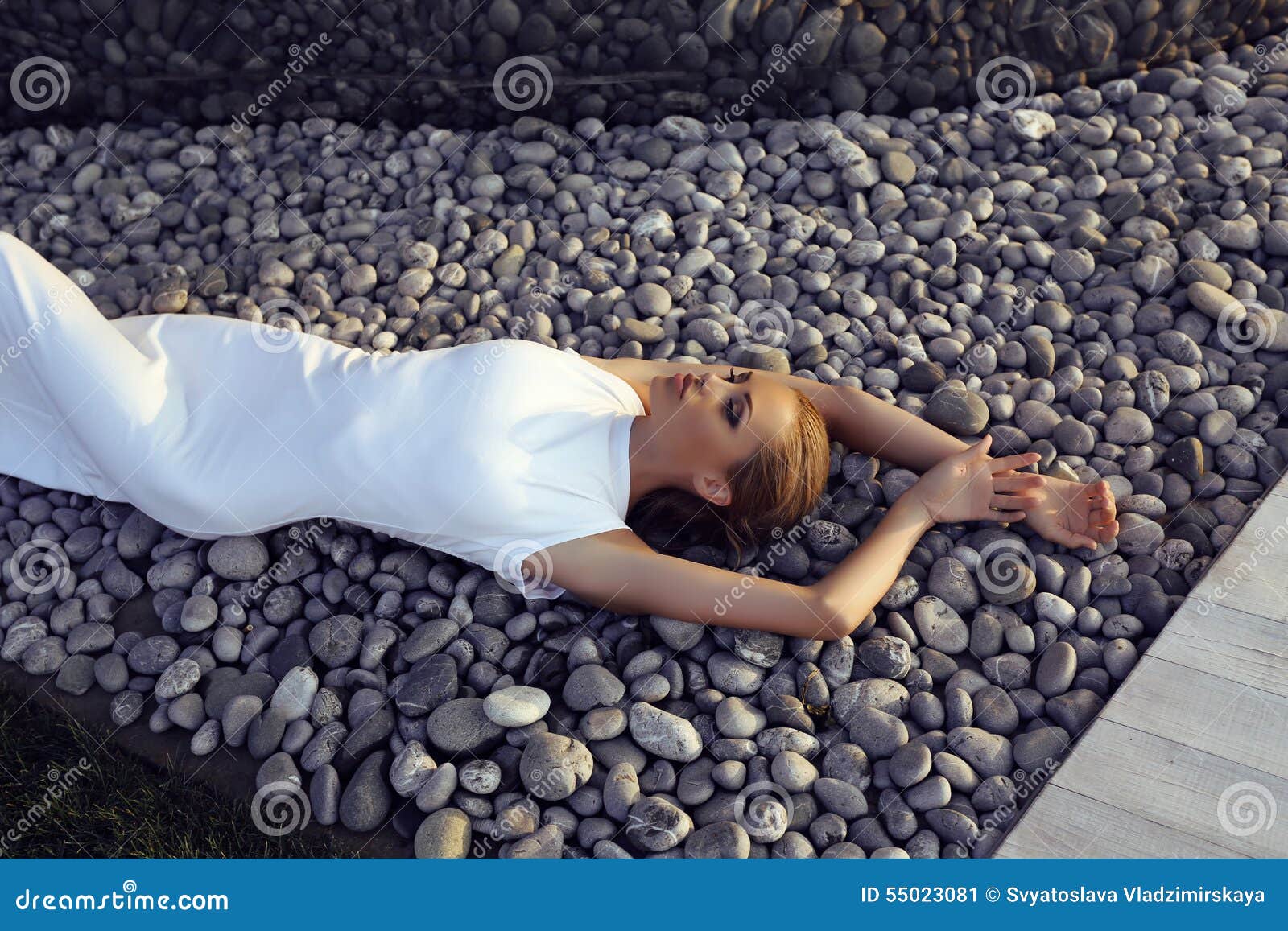 Bella Ragazza Sexy Con Capelli Biondi In Vestito Bianco Elegante Immagine Stock Immagine Di