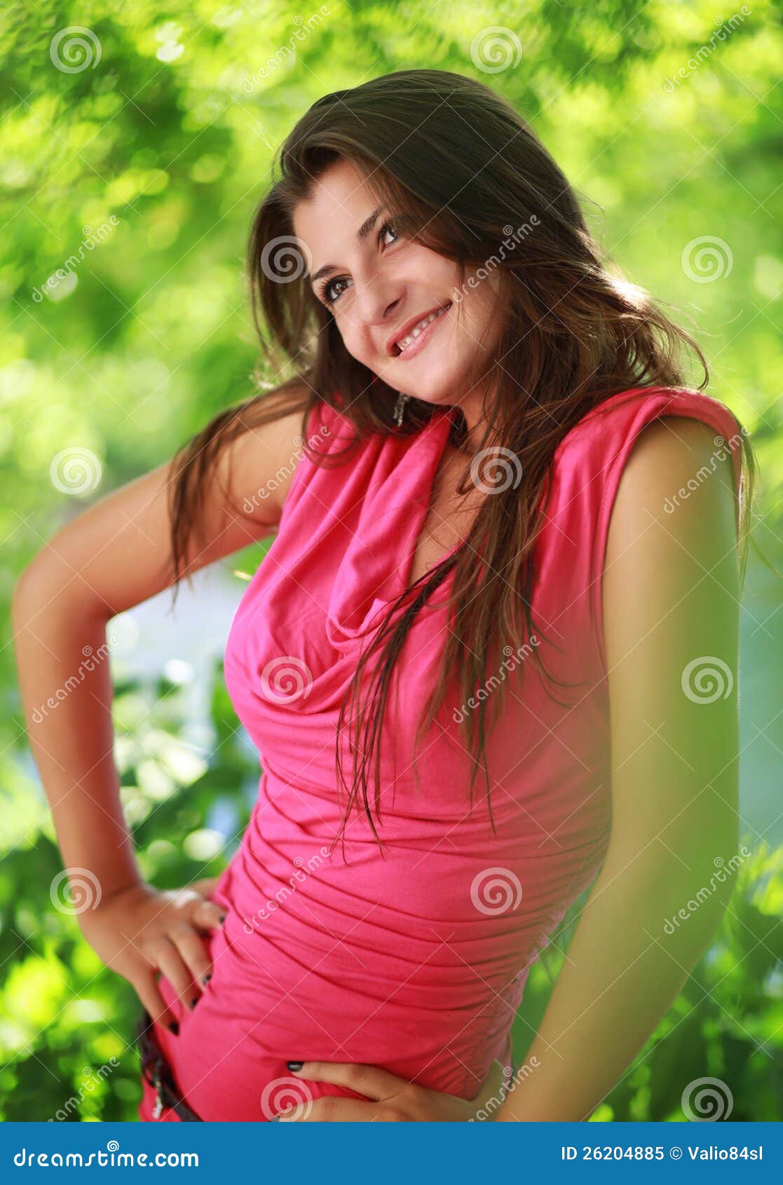 Bella Ragazza Sorridente Che Si Distende Ritratto Esterno Immagine ...