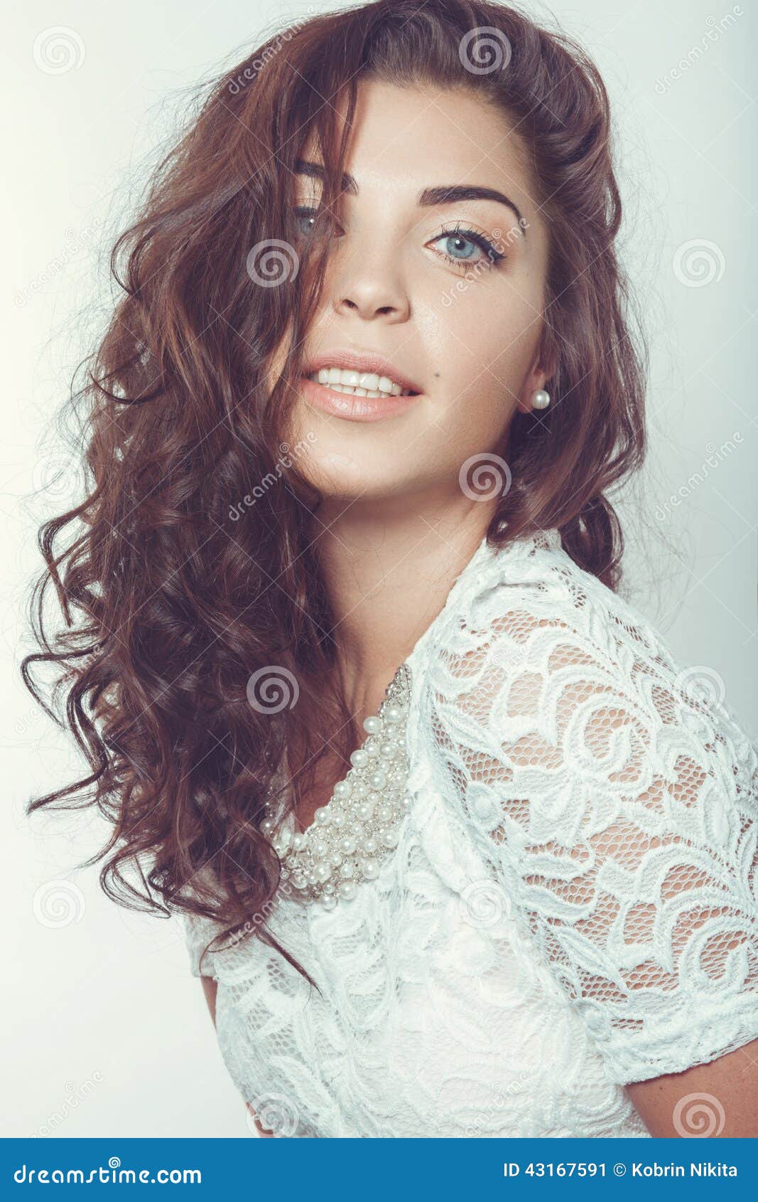 Bella Ragazza Sorridente Con Trucco Naturale E Capelli Sciolti Immagine ...