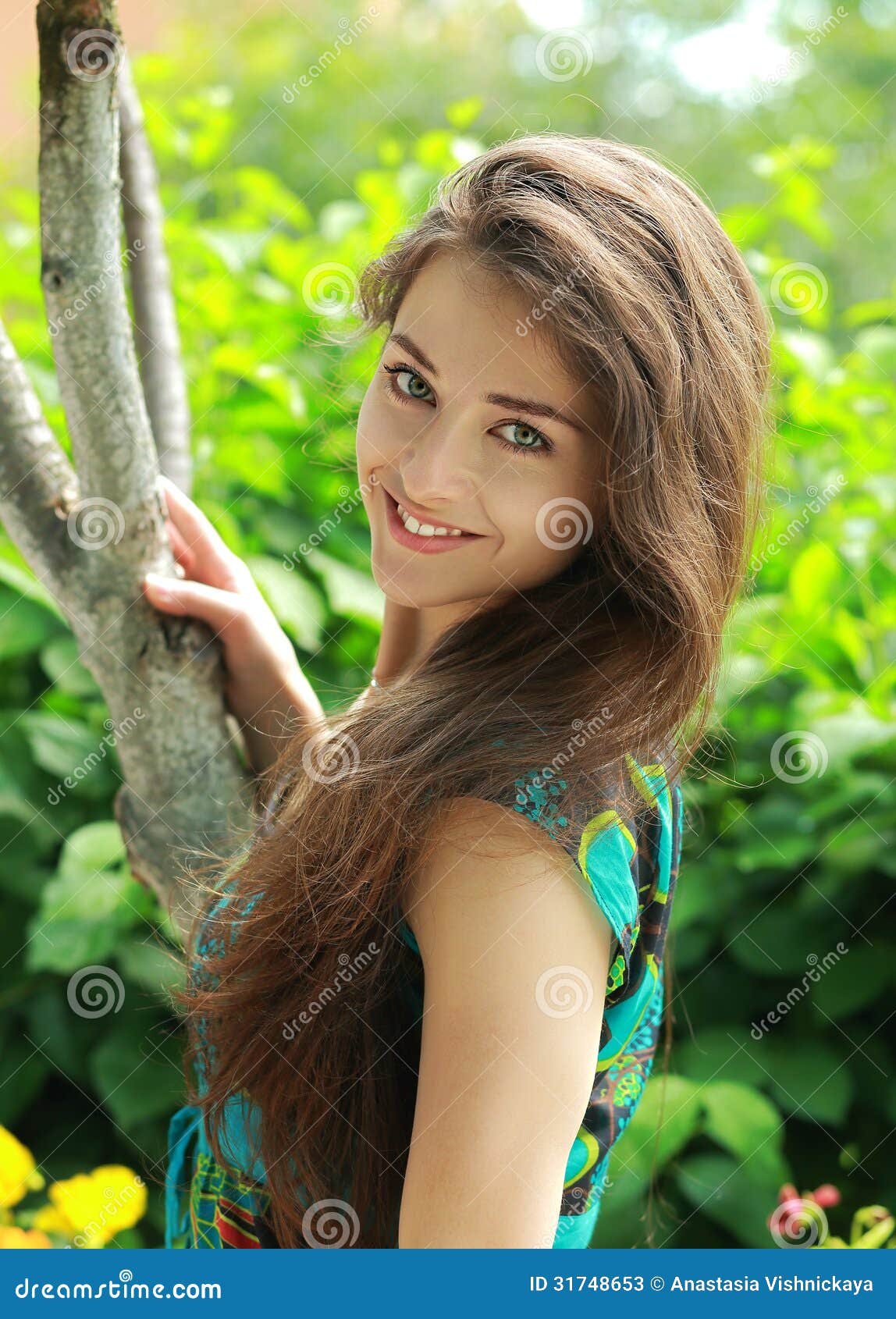 Bella Ragazza Sorridente Vicino All'albero Immagine Stock - Immagine di ...