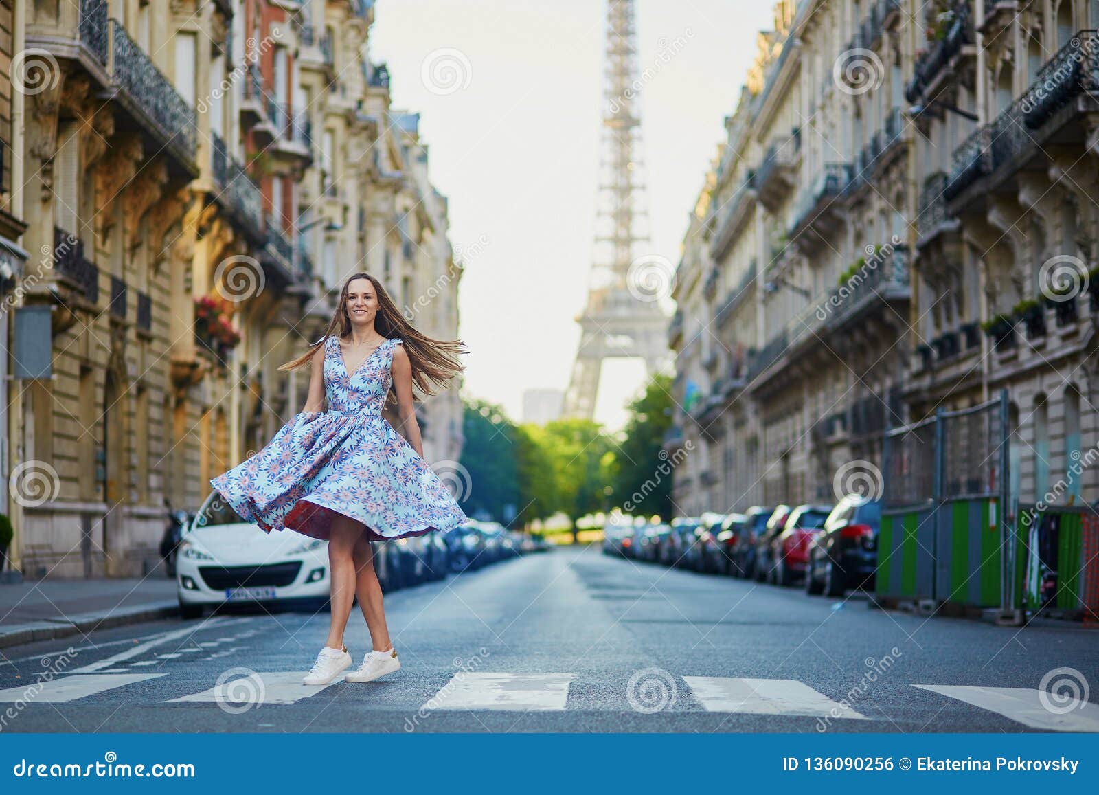 Bella Ragazza Sulla Via a Parigi Fotografia Stock - Immagine di ...