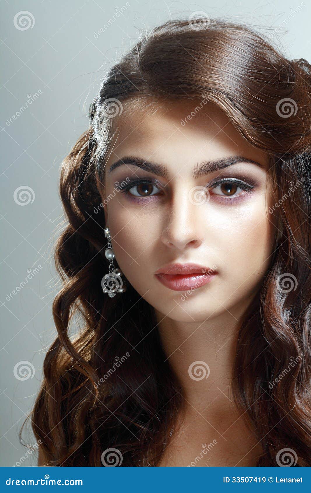 Bella ragazza teenager immagine stock. Immagine di orli - 33507419