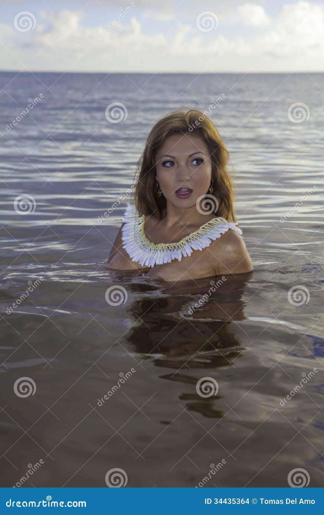 Bella Ragazza Topless Nelloceano Fotografia Stock Immagine Di Cielo