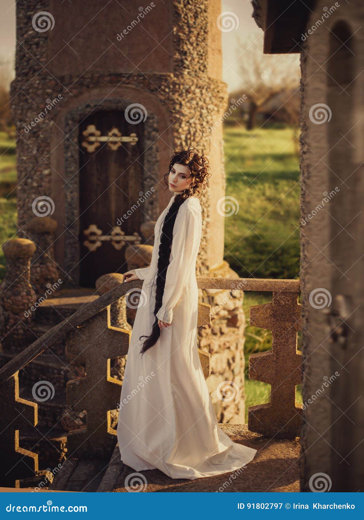 Bella Ragazza in Una Camicia Da Notte Immagine Stock - Immagine di ...