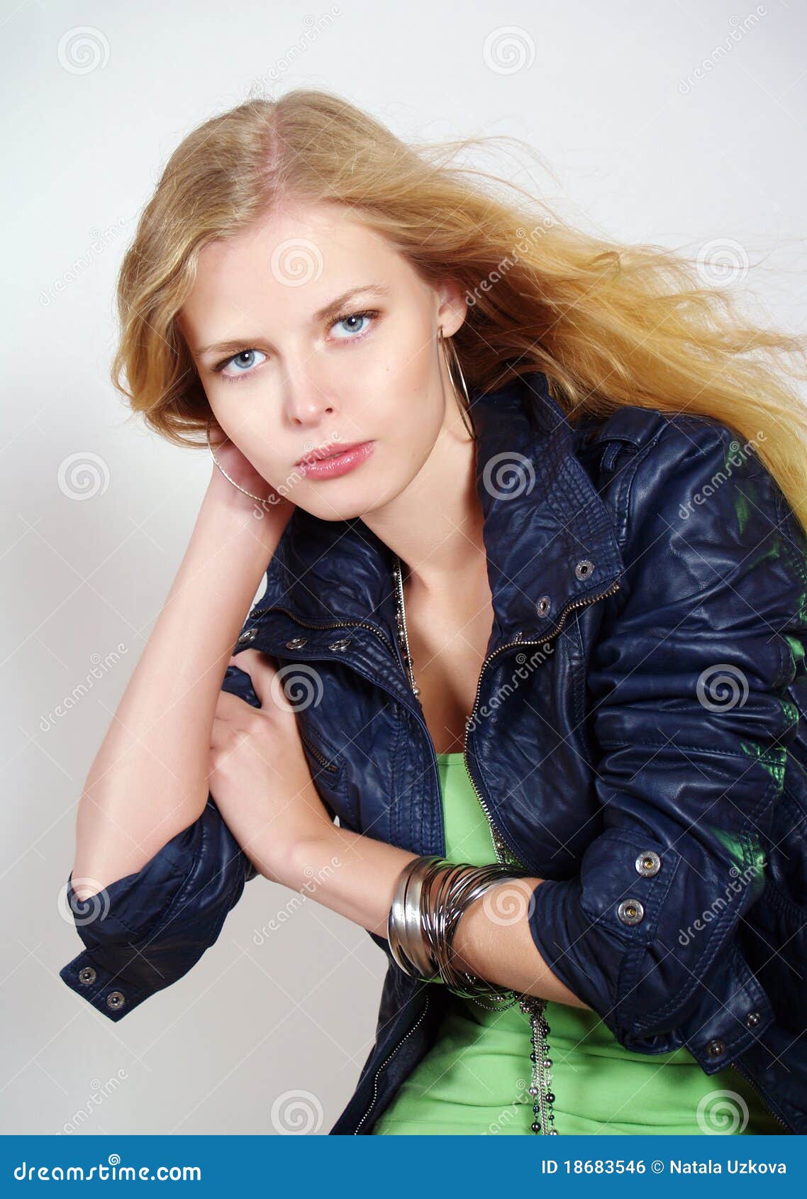 Bella Ragazza in Vestiti Alla Moda Fotografia Stock - Immagine di verde ...