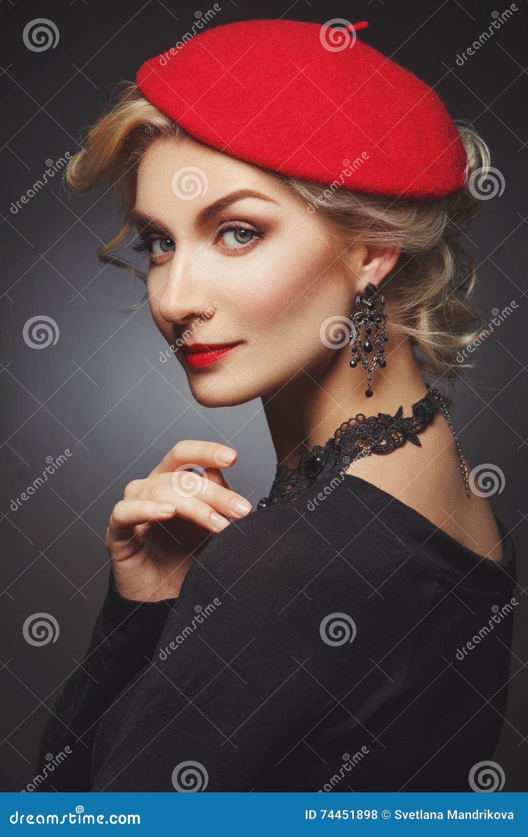 Bella Signora in Berretto Rosso Fotografia Stock - Immagine di faccia ...