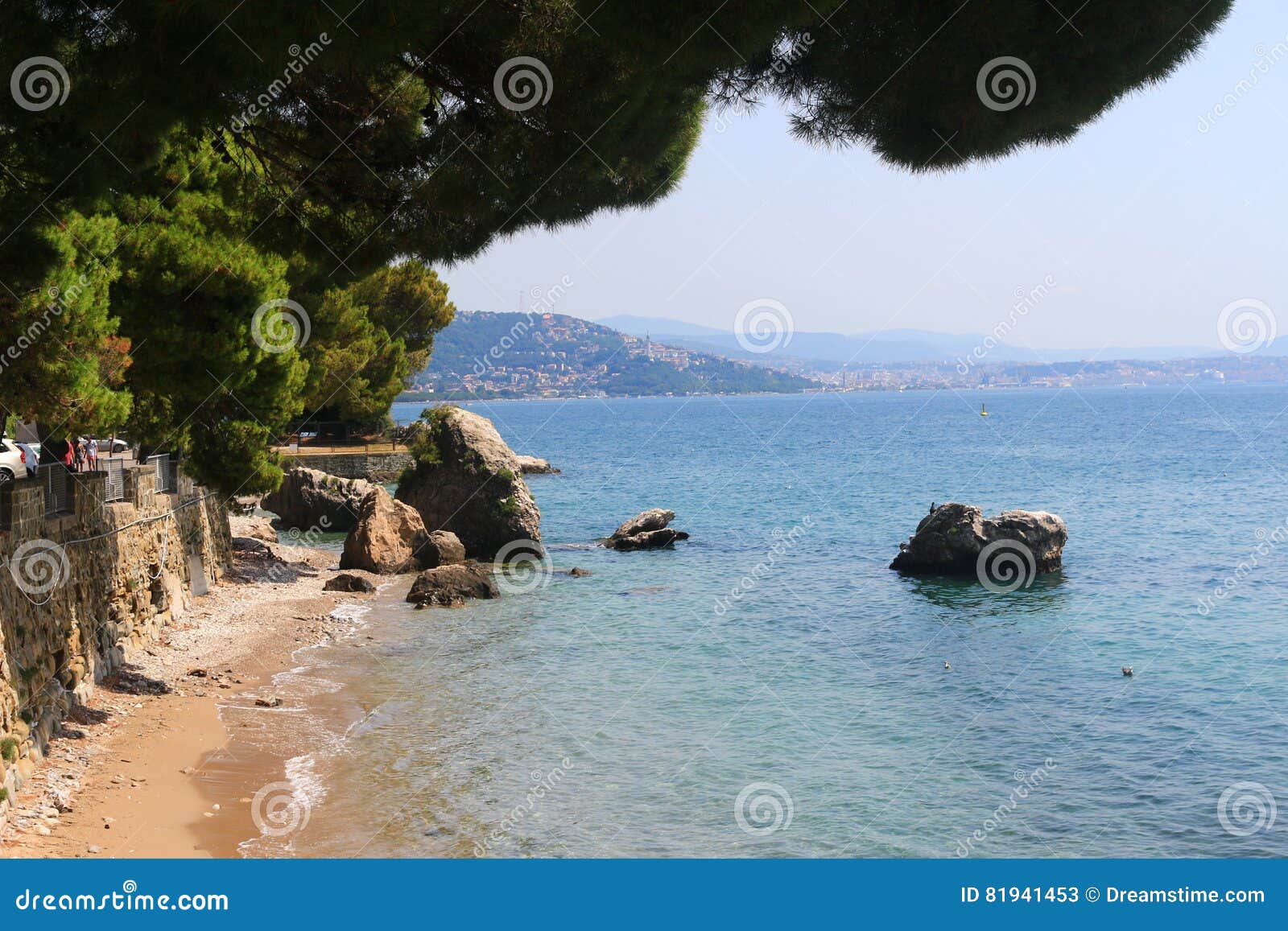 Bella Spiaggia a Trieste, Italia Immagine Stock - Immagine di bianco ...